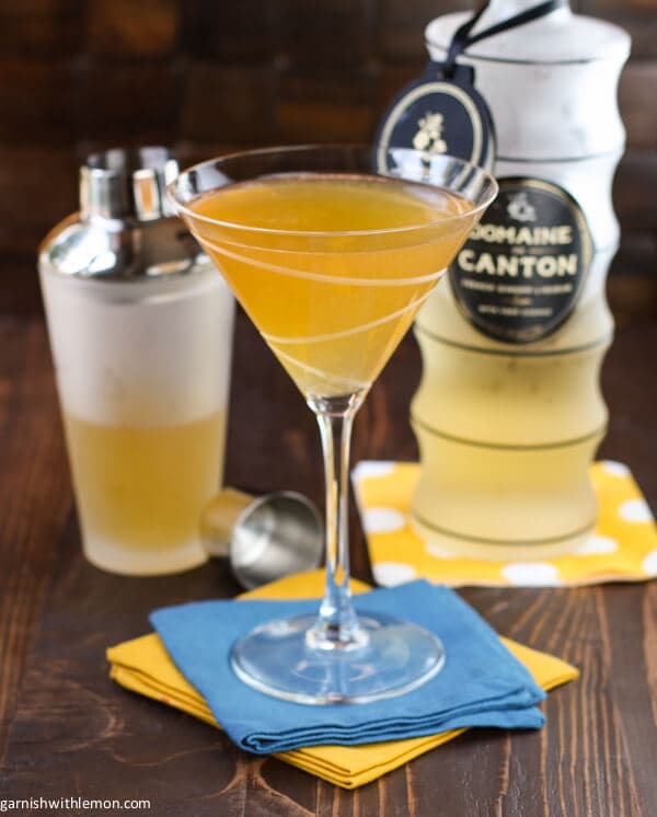 Gold Rush Cocktail Garnish With Lemon