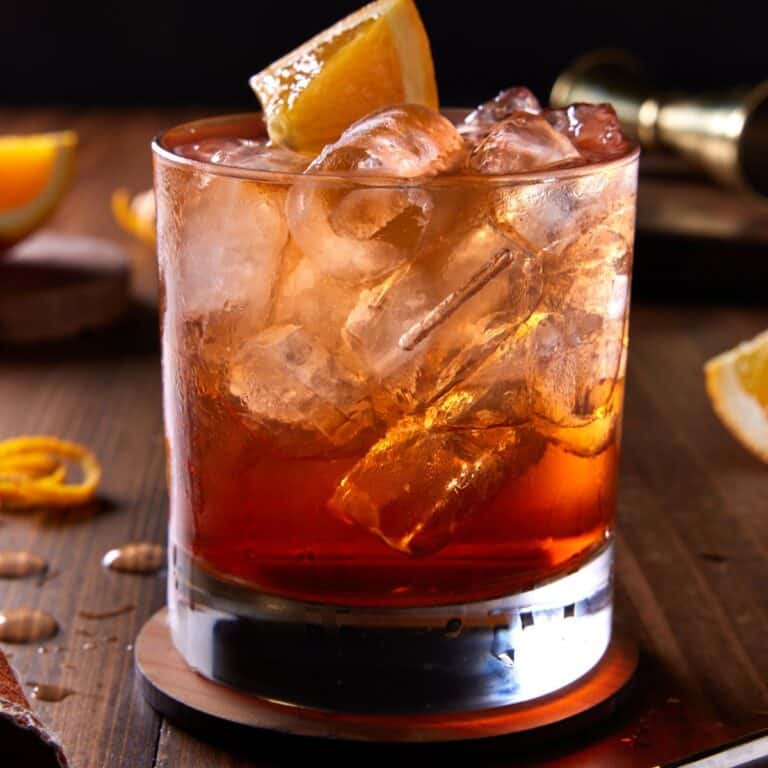 Classic Whiskey Ginger Cocktail (just 3 ingredients!) - Garnish with Lemon