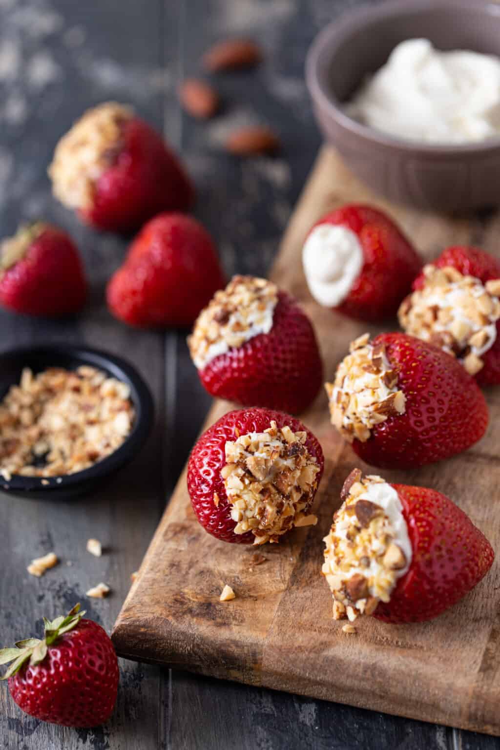 Cheesecake Stuffed Strawberries (EASY no bake dessert!) - Garnish with ...