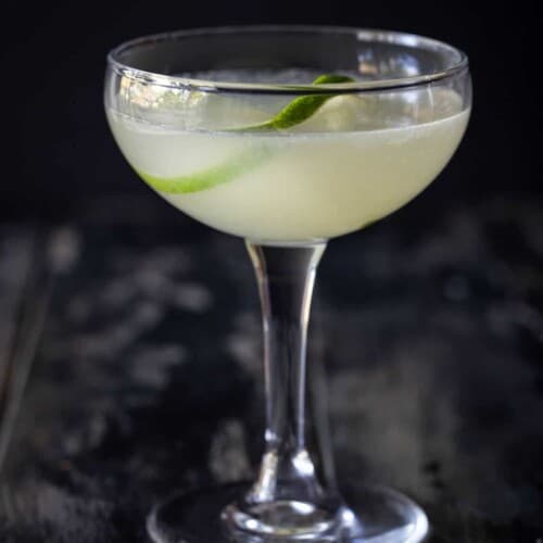 Authentic 3-ingredient Classic Daiquiri Recipe - Garnish with Lemon