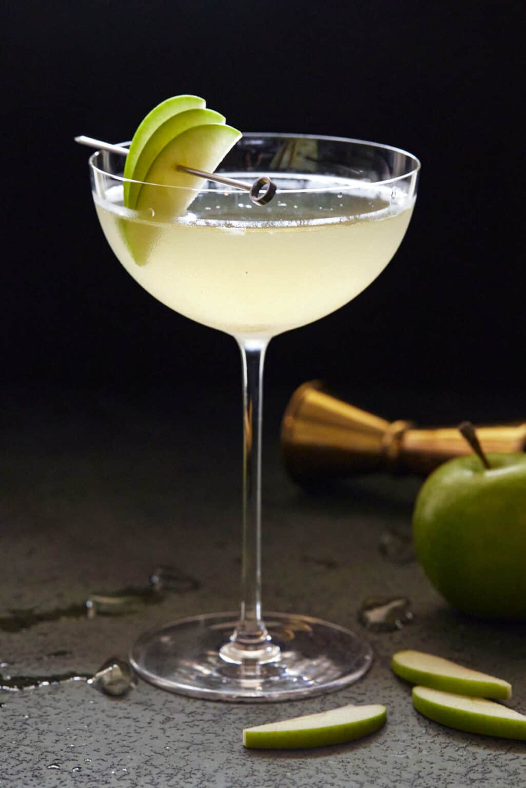 Easy Appletini (Apple Martini) - Garnish with Lemon