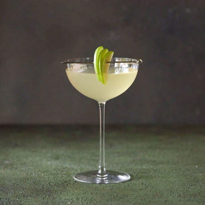 Easy Appletini (Apple Martini) - Garnish with Lemon