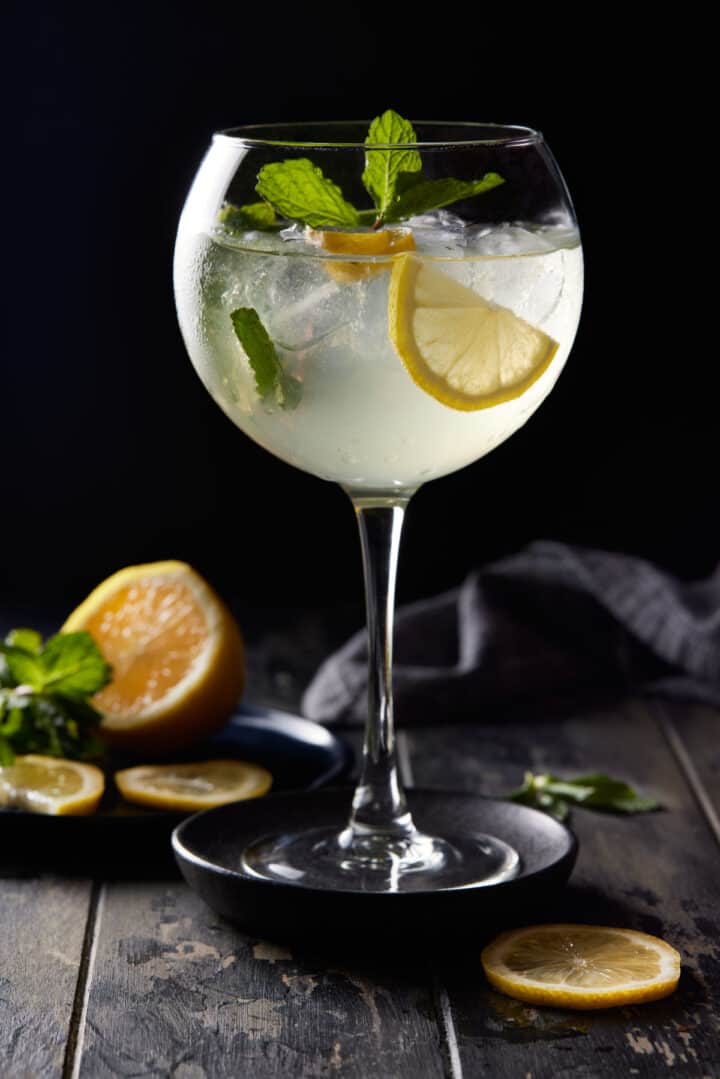 Hugo Spritz - Garnish with Lemon