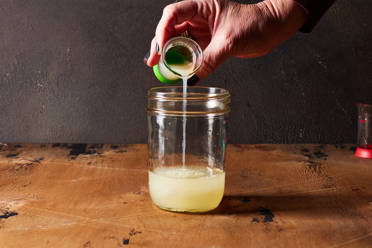 Easy Vodka Sour - Garnish with Lemon